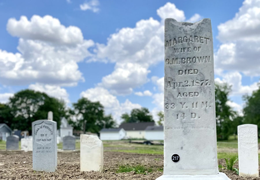 D.A.R. donates to Ossian’s cemetery restoration project | News Banner